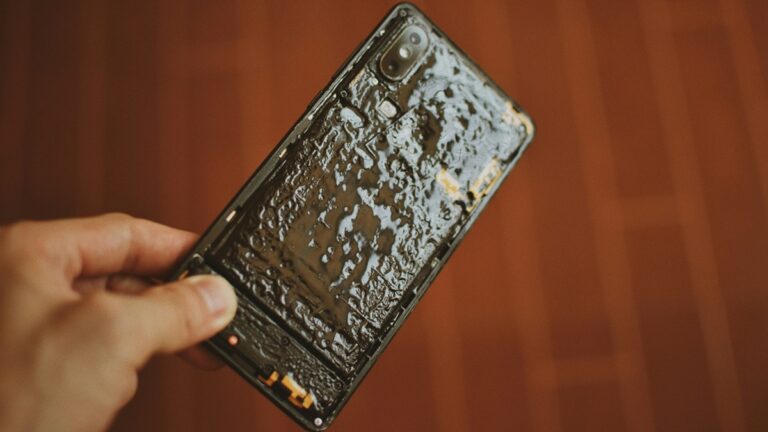 Nenoste telefon dlouho v kapse, ani ho neodkládejte v autě